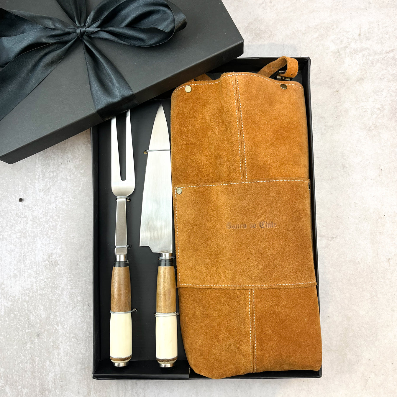 CAJA PECHERA CUERO + SET ASADO HUESO MADERA – Casa CMK