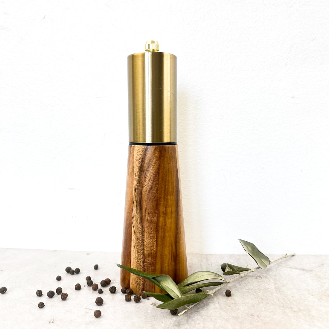 MOLINILLO MADERA ACACIA TAPA DORADA – Casa CMK